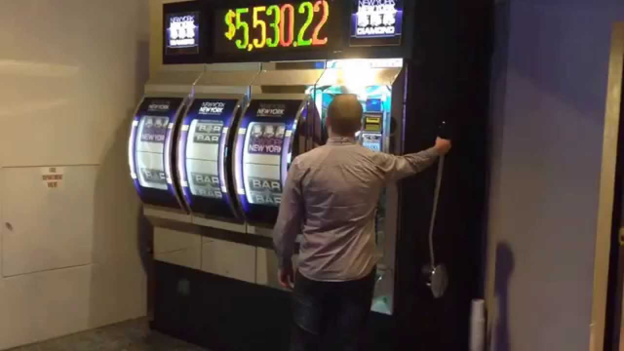 Scott Bruce plays world largest one arm bandit in Las Vegas hotel New ...