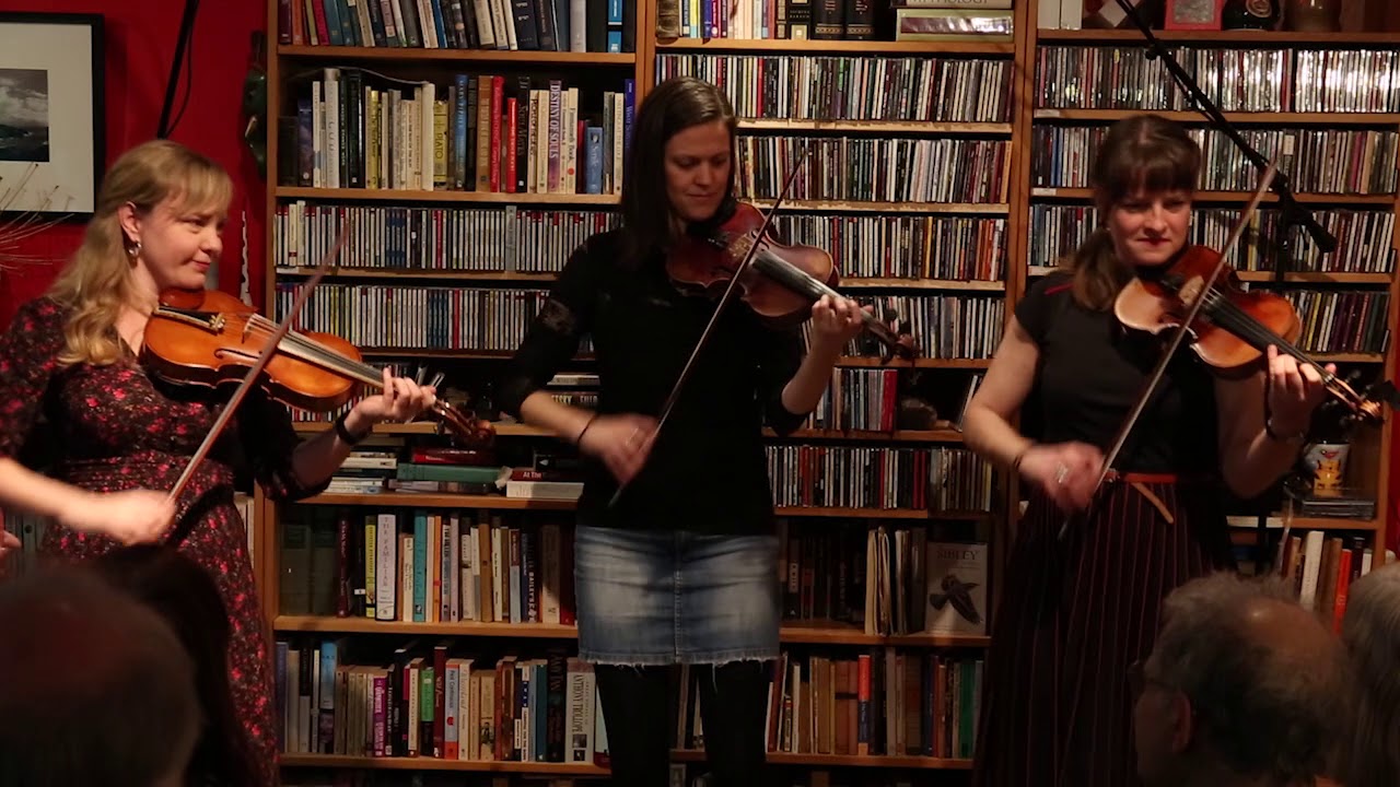 Fru Skagerrak plays Slängpolska från Enånger - YouTube