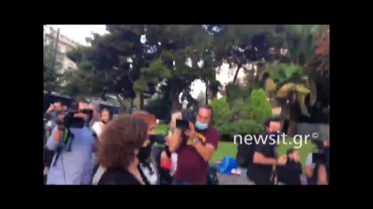 Δίκη Χρυσής Αυγής: Η άφιξη της Μάγδας Φύσσα - YouTube