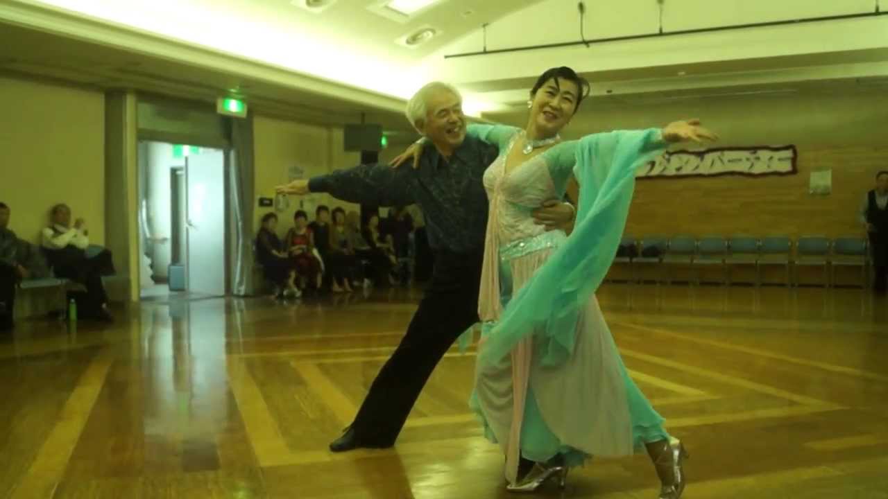 My demonstration of Ballroom dance "Slow fox trot "with my teacher Chie ...