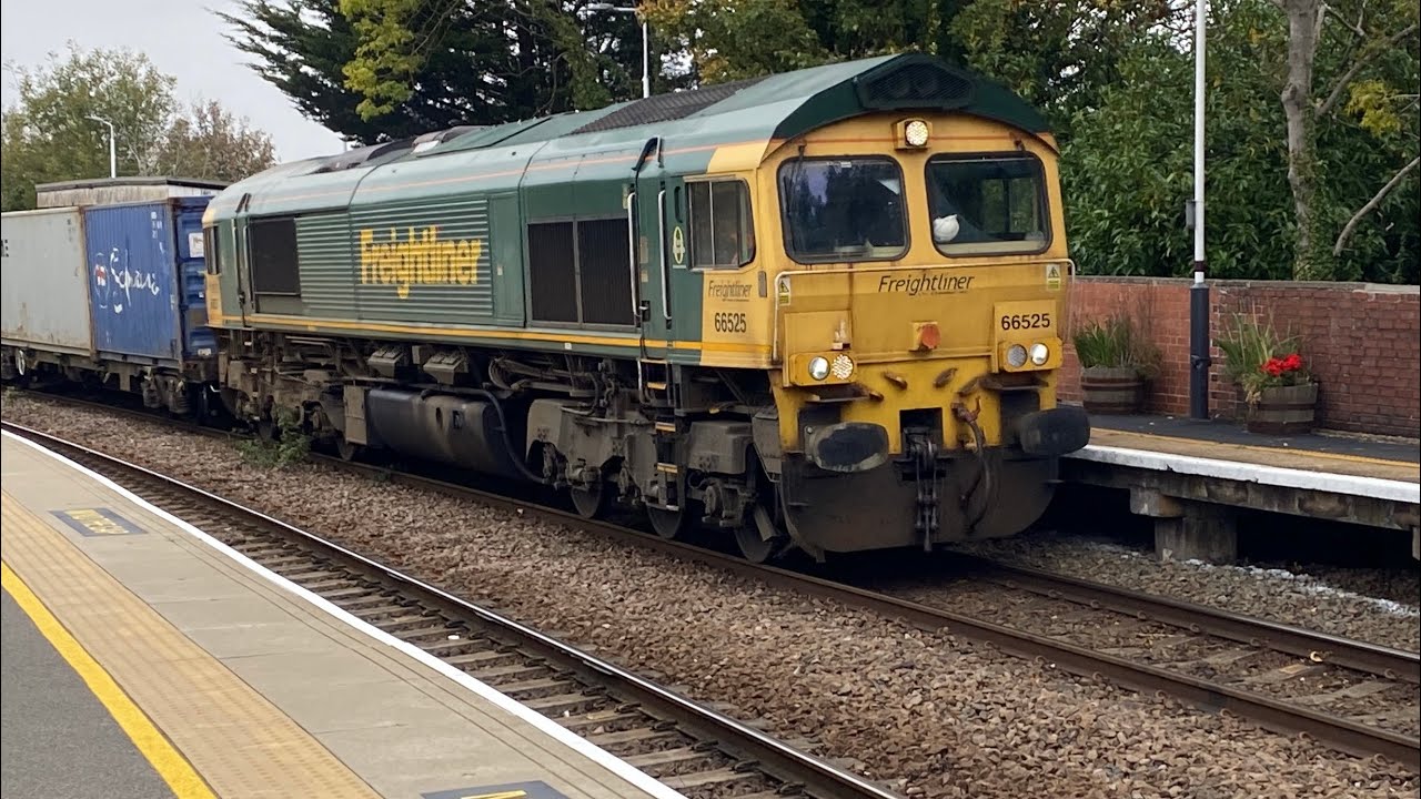 Loud noises! 66525 4L73 with 39 containers & 3 pocket wagons 12;41 2E ...