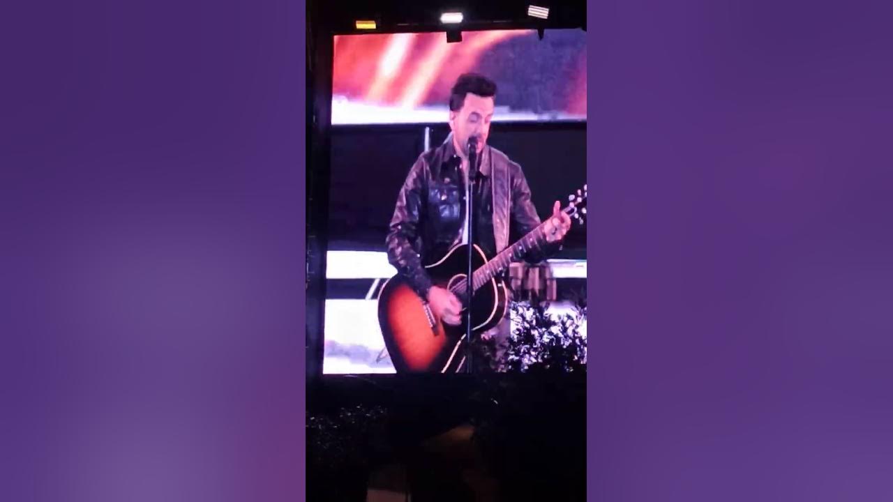 Luis Fonsi - Corazón En La Maleta (en vivo) - YouTube