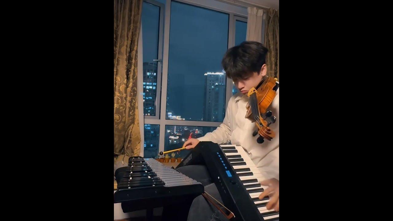 Plays "Sunny Day" on Terence 88-Key Foldable Piano, Celesta, and Violin #Terencepiano - YouTube