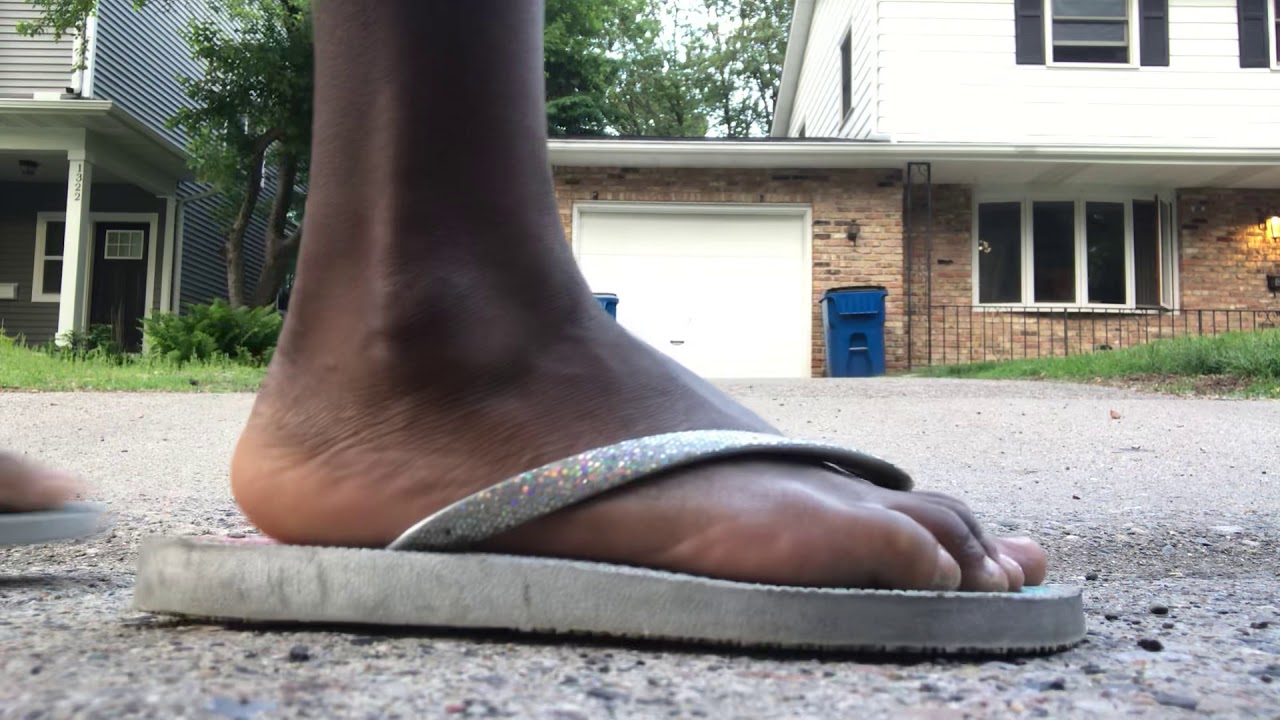 Feet crunching - YouTube