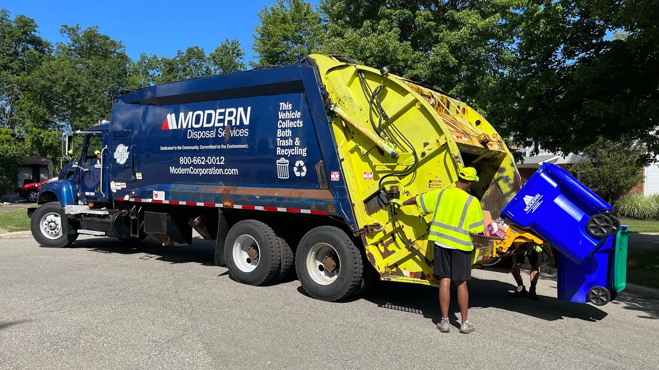 Roaring Ex BFI Modern Disposal Granite Split UHE Rear Loader Garbage ...