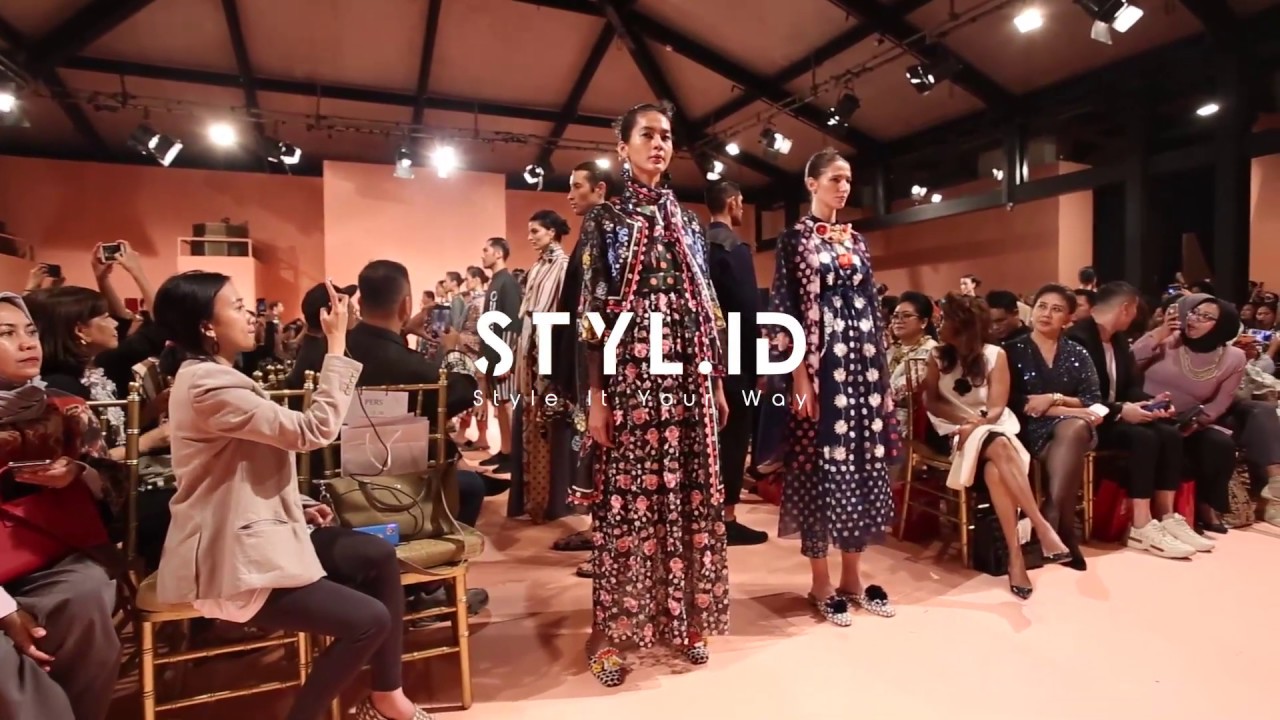 Fashion Show - Juxstaposition Biyan Studio 133 2018 - YouTube