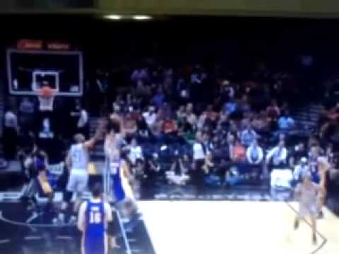 Tiago splitters block leads to fast break score - YouTube