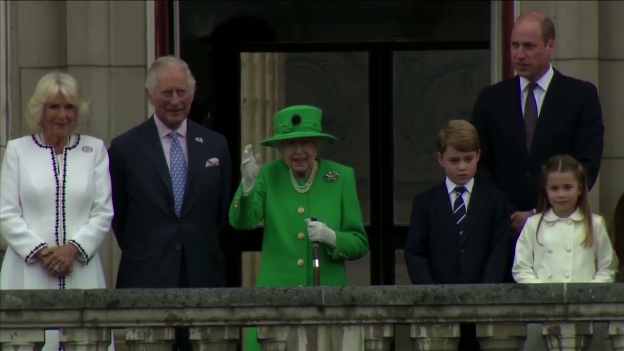 Queen Elizabeth greets crowds from Buckingham Palace balcony - YouTube