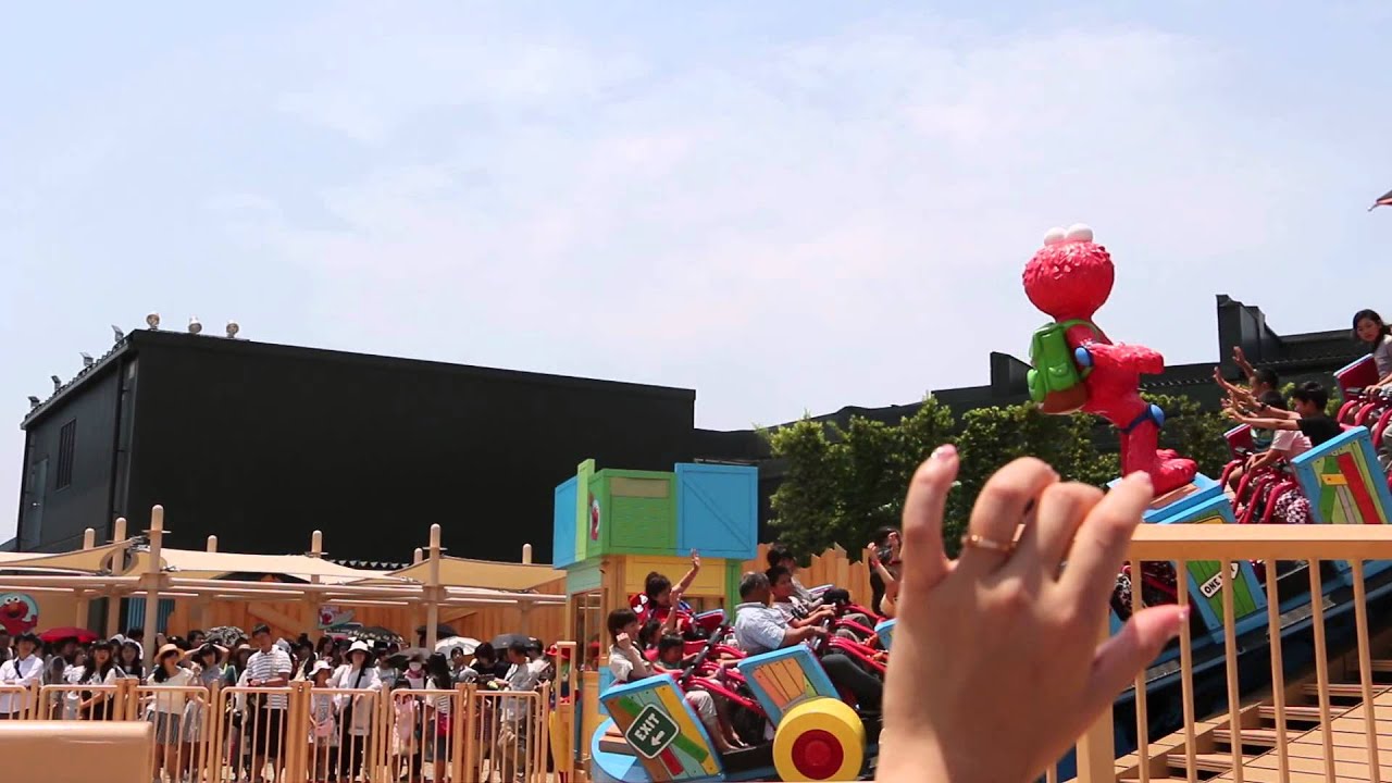 Elmo's Go-Go Skateboard at Universal Studios Japan - YouTube