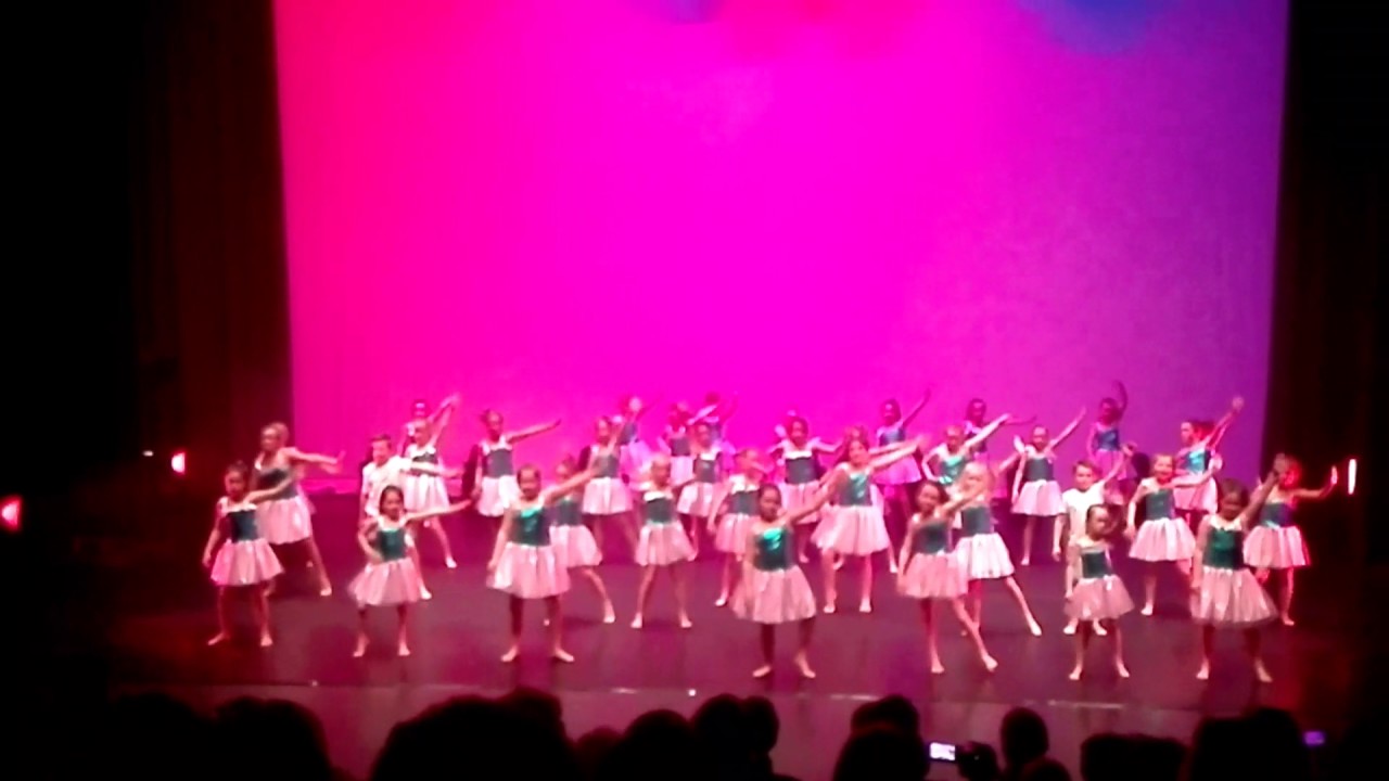 Dansoptreden kinderdans 3 - YouTube