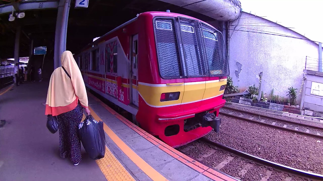 Kereta Api KRL Commuter Line Duri Masuk Stasiun Tanah Abang - YouTube