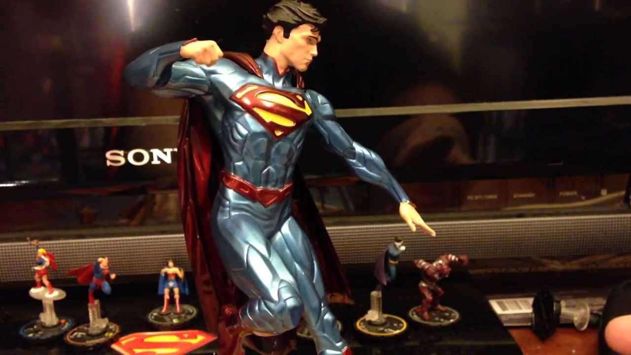 Superman Statue Review based on the art of Kenneth Rocafort - YouTube
