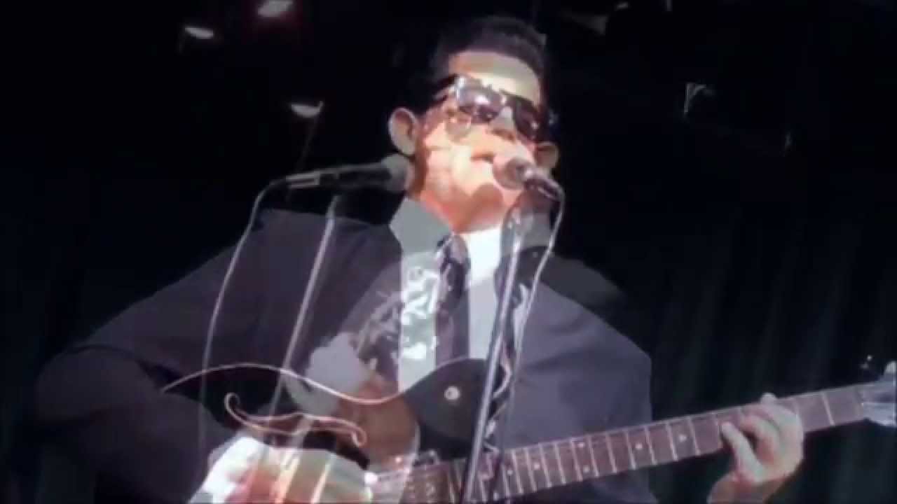 Johnny Edwards as Roy Orbison singing "Pretty Woman" - YouTube