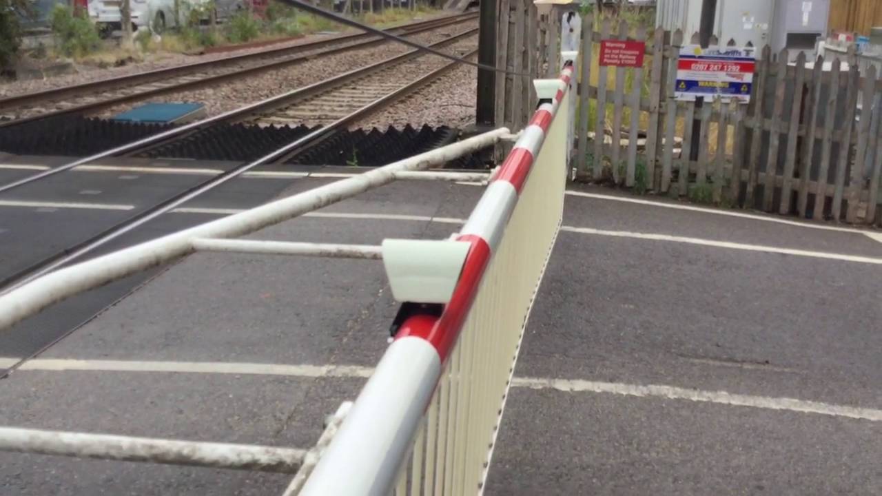 Ingatestone Station Level Crossing (Essex) Thursday 18.08.2016 - YouTube