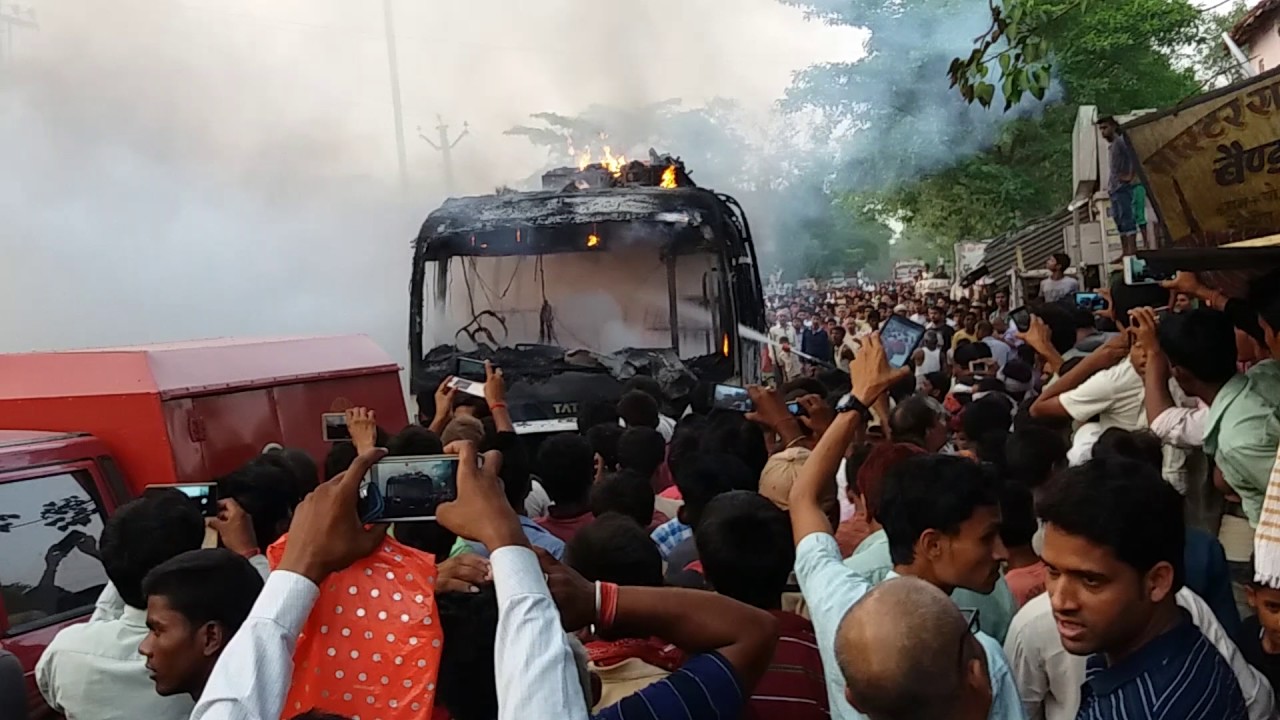 Harnaut me patna se bihar jane wali bus me aag lag gyi - YouTube