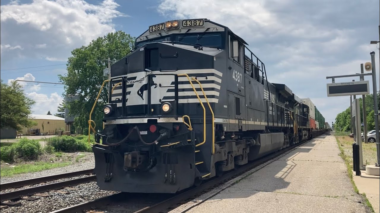 NS 4387 (East) meets NS 1117 (West) at Waterloo, IN (June 10, 2021 ...
