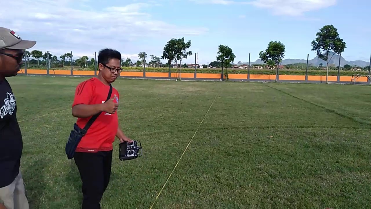 Orang tamatan SD mampu menerbangkan pesawat RC - YouTube