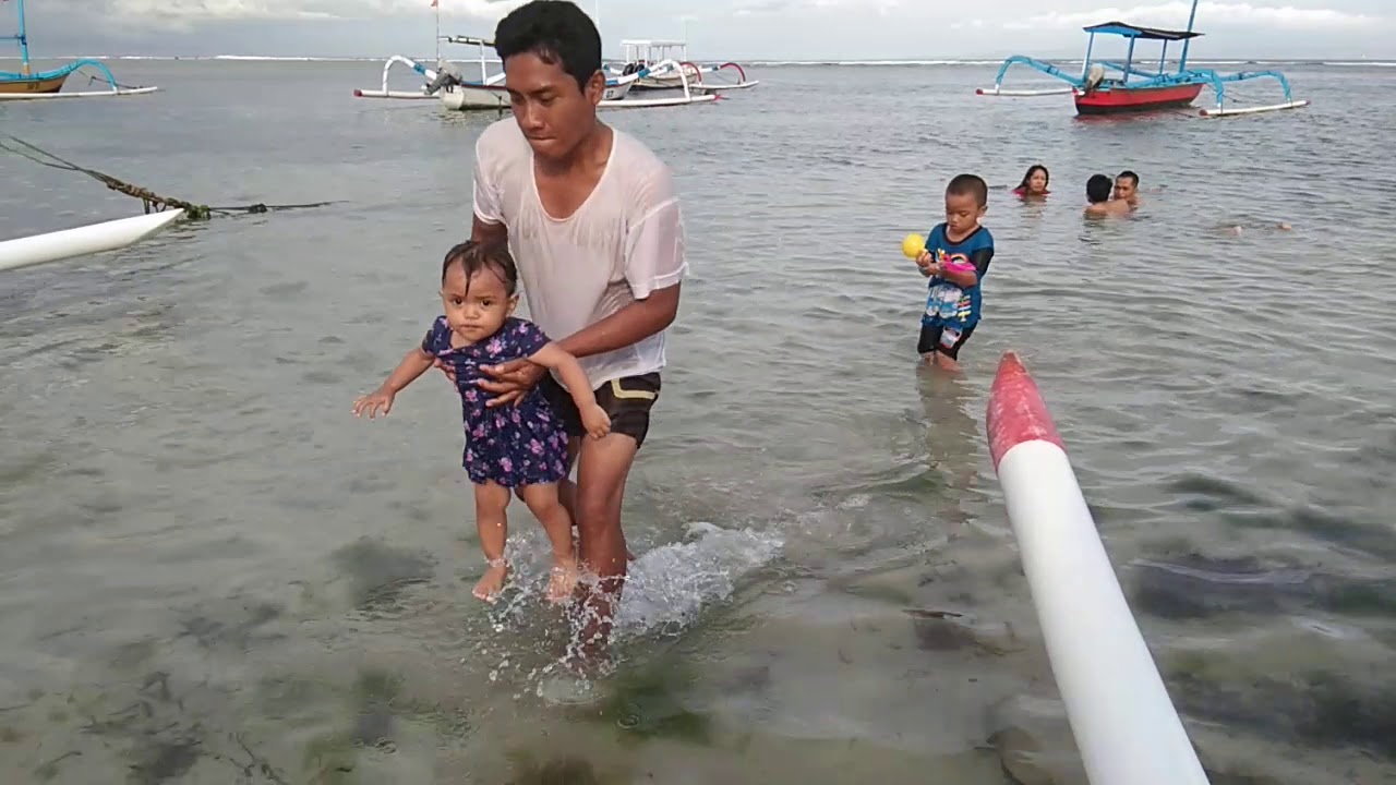 Keseruan main air di pantai - YouTube