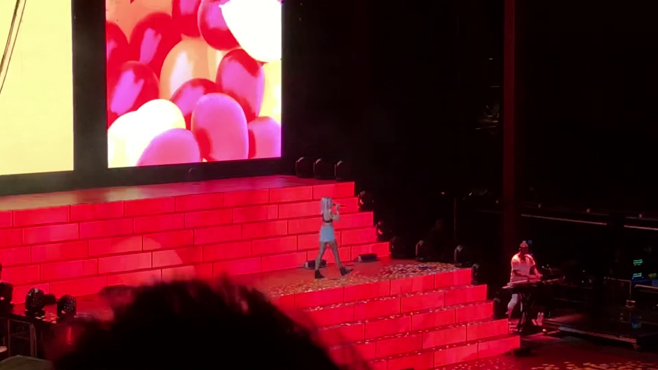 Alone - Halsey Live at Red Rocks - YouTube