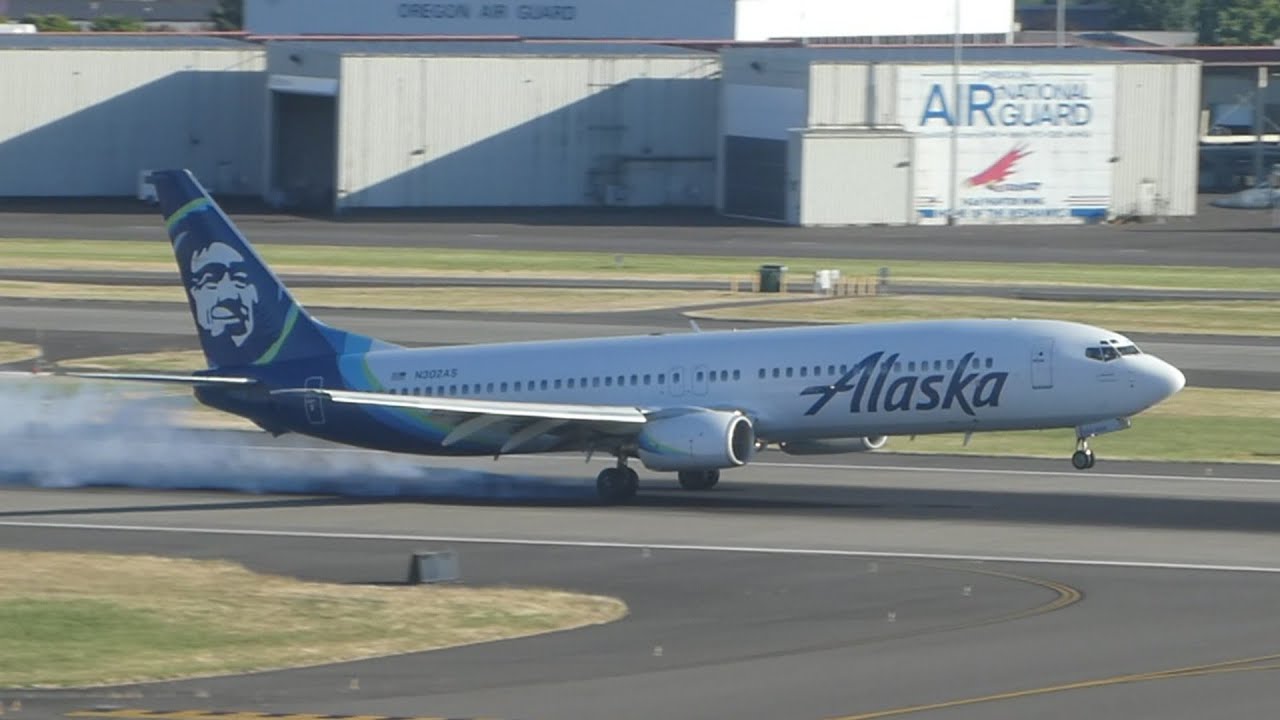 Alaska Airlines Boeing 737-990 [N302AS] Landing at PDX - YouTube