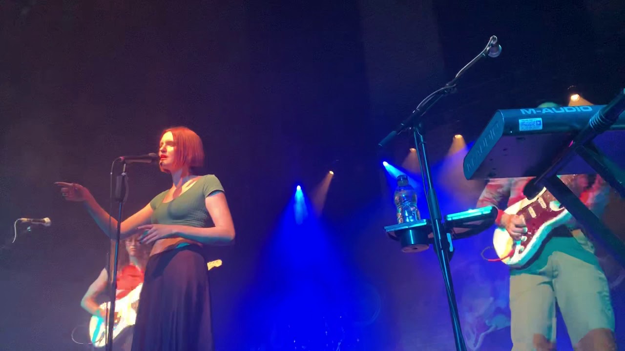 MUNA - Navy Blue - YouTube