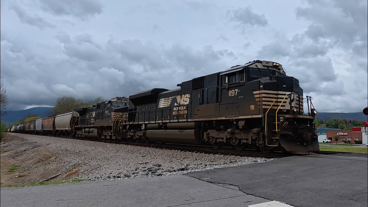 TONS of Cool Rolling Stock as #1197 and #9911 Take 18W Past Salem, VA ...