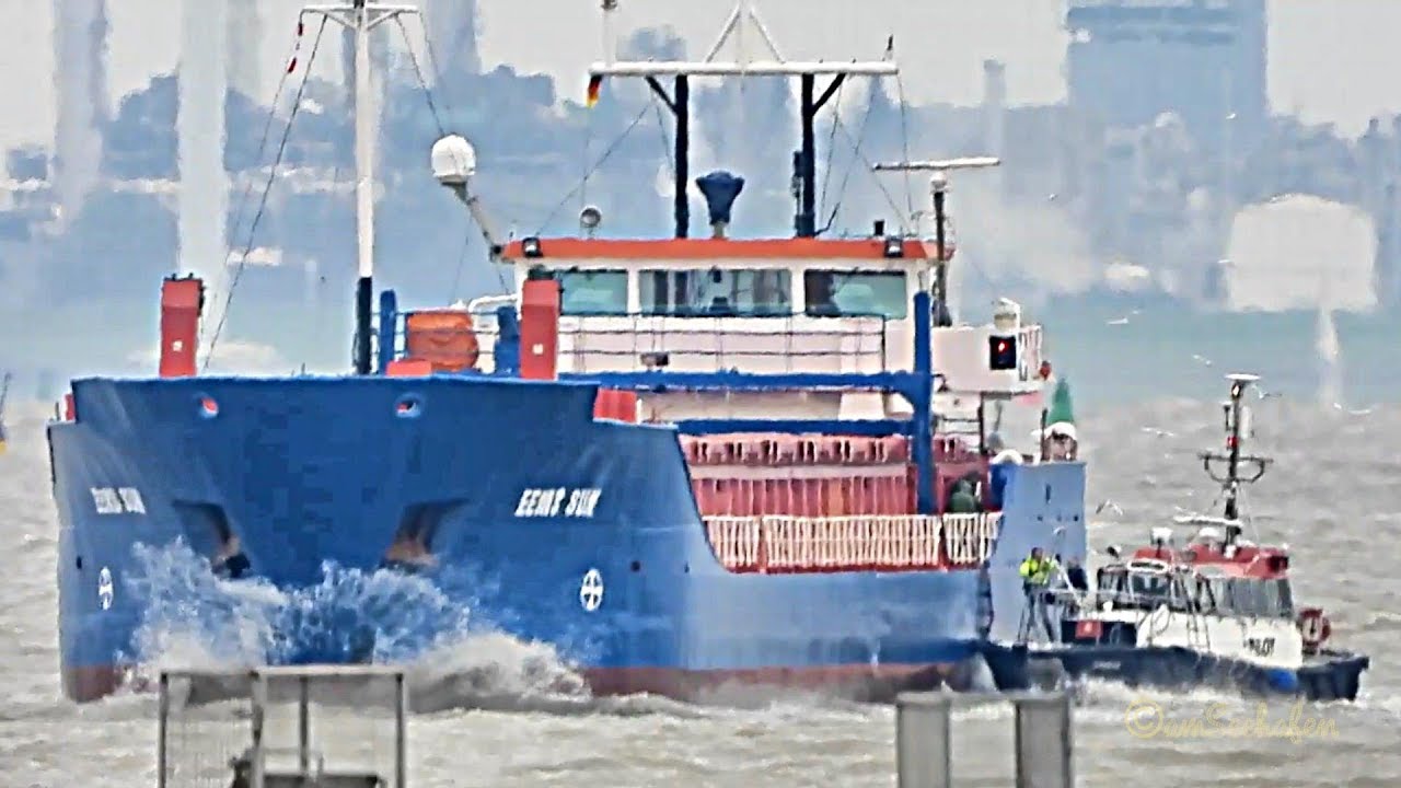 Stürmisch Lotse & KüMo EEMS SUN PHMO IMO 9431587 pilot boarding 6 BFT Emden - YouTube