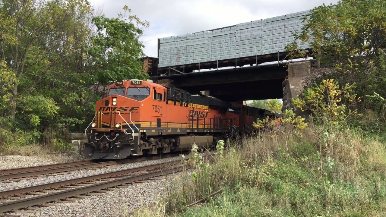 BNSF 8515 (SD70ACe) East passes over BNSF 7051 (ES44C4) West in Galesburg, IL 10/15/17 - YouTube