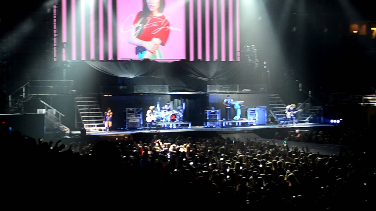Carly Rae Jepsen Call Me Maybe (Live) - YouTube