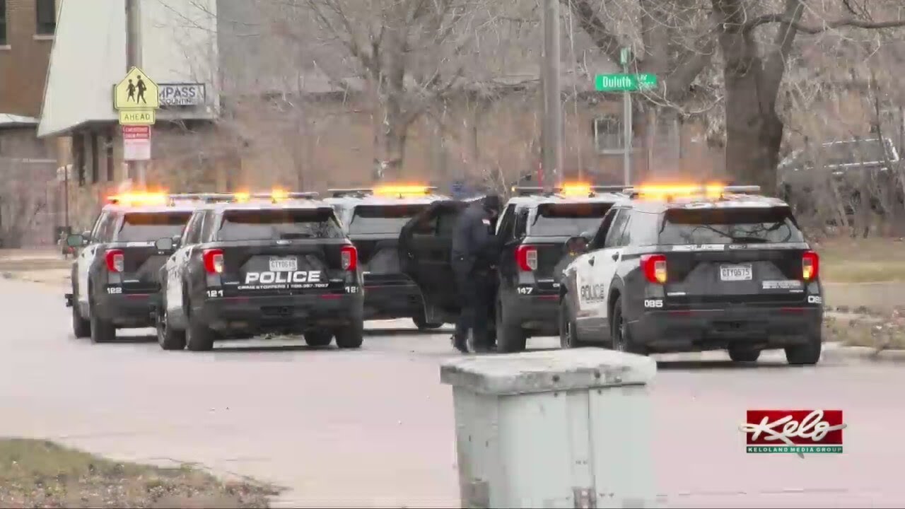 Police surround home in central Sioux Falls - YouTube