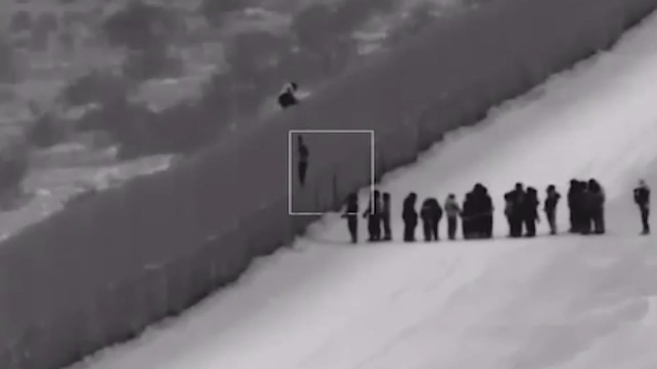 110 immigrants use ladder to cross border, enter US near Yuma - YouTube