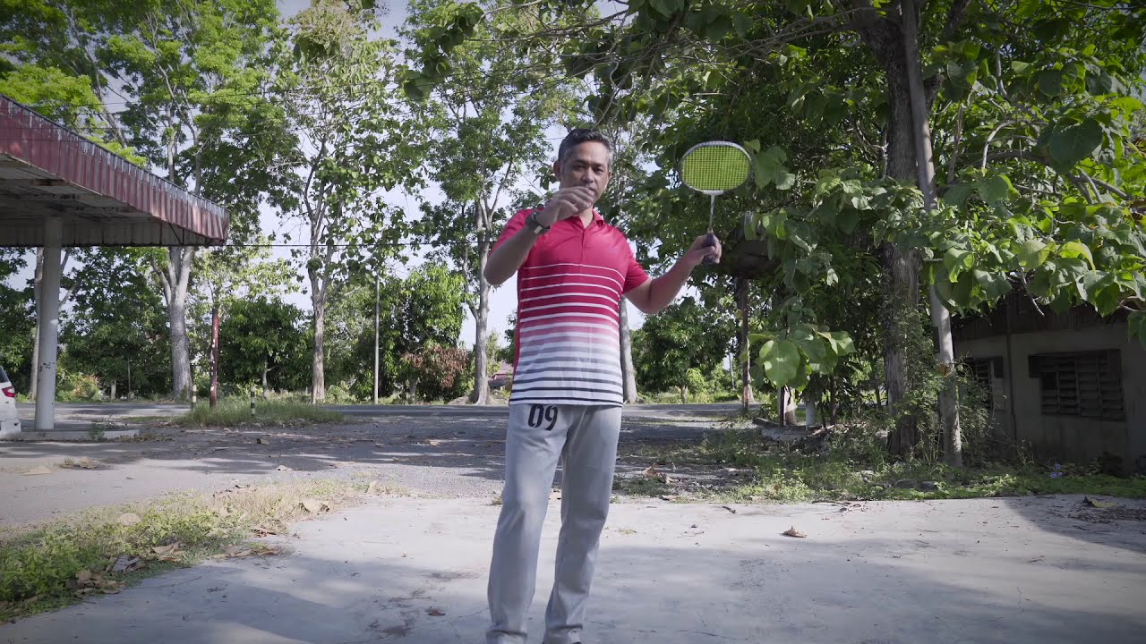 Kemahiran asas badminton 1 - teknik pukulan servis tinggi - YouTube