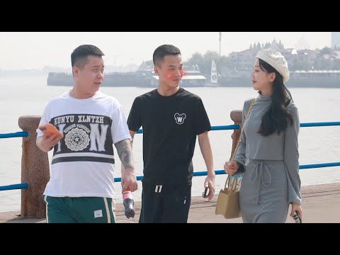 Girl Walks Side by Side with Strangers | Prank 当陌生姑娘突然和自己并排走，路人小伙疑惑中又带着一丝慌张