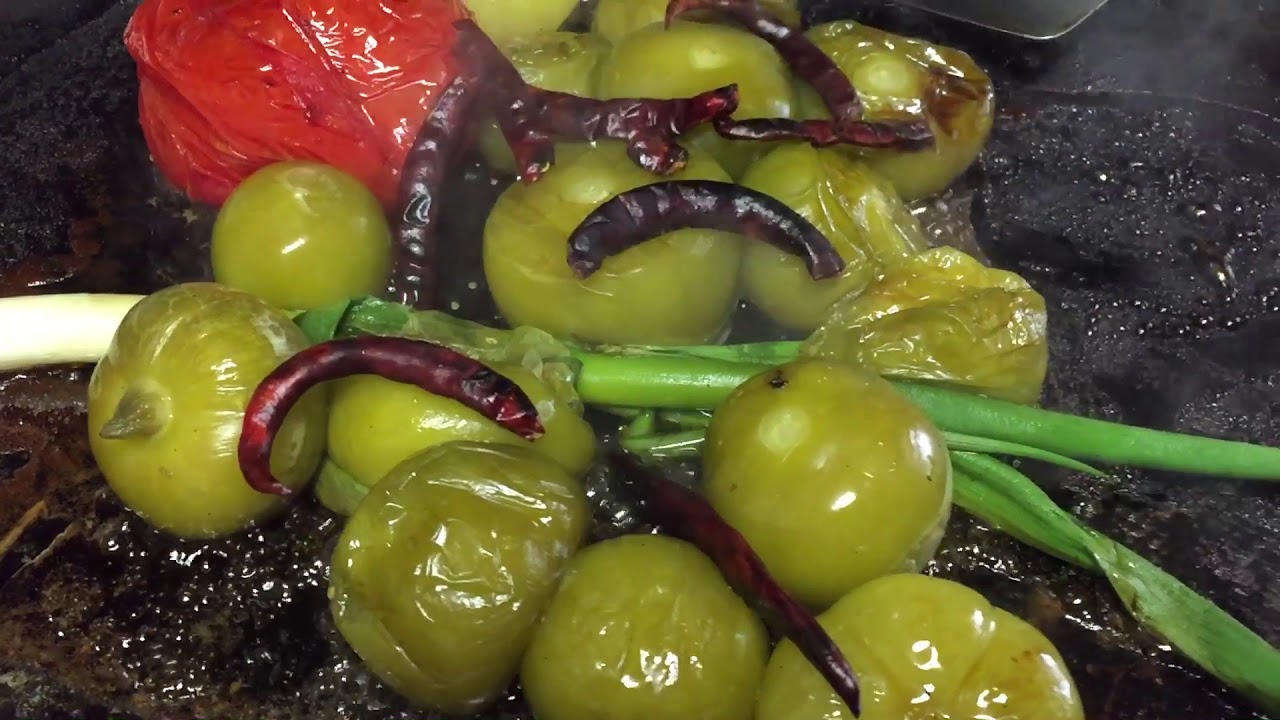 Cómo se prepara una salsa en el comal - YouTube