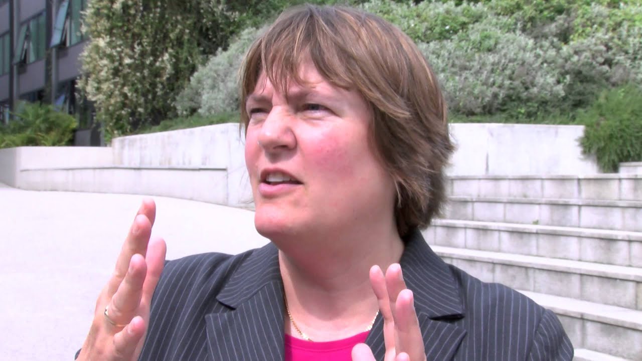 BBC News Editor Amanda Farnsworth on Visual Journalism - YouTube
