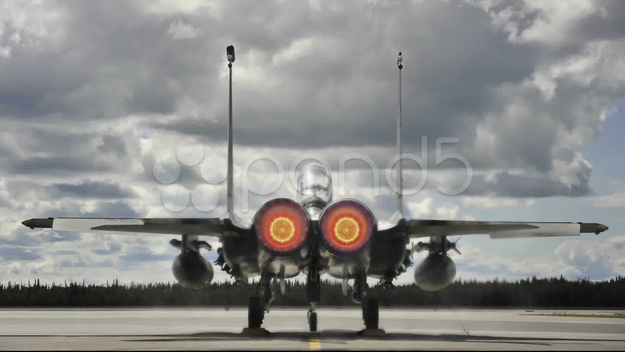 F-15 Strike Eagle Fires Up Twin Engines And Afterburners.. Stock ...