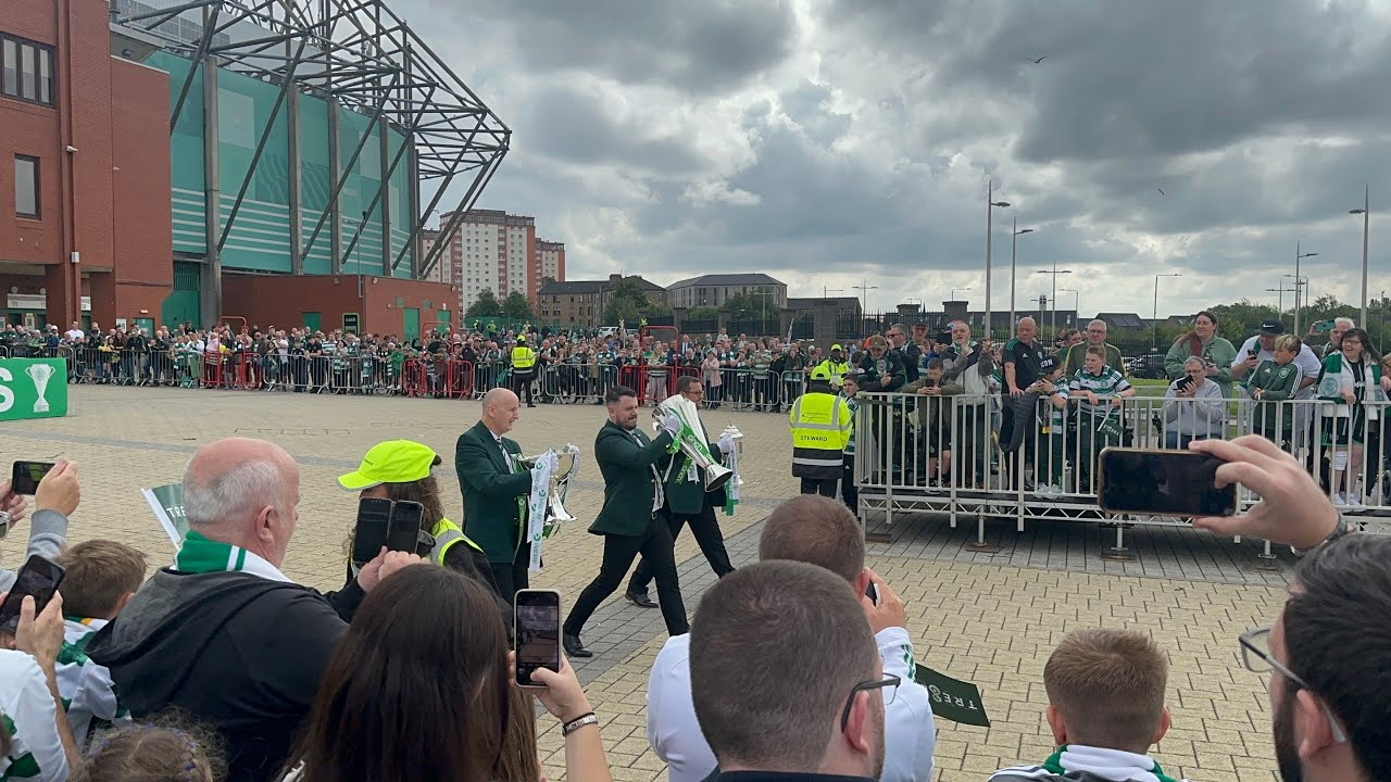 CELTIC TEAM BUS ARRIVING BEFORE THE FIRST GAME OF THE SEASON (CELTIC V ...