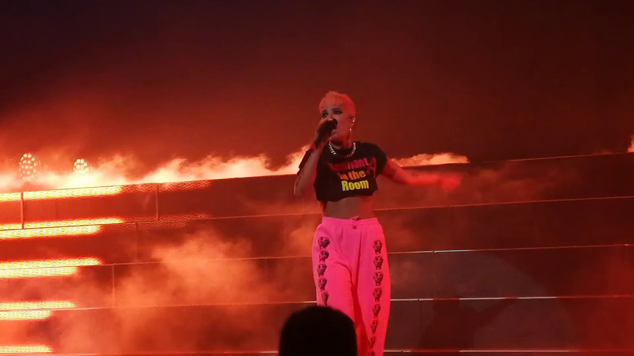Halsey - Castle LIVE @London Eventim Apollo 09/22 - YouTube