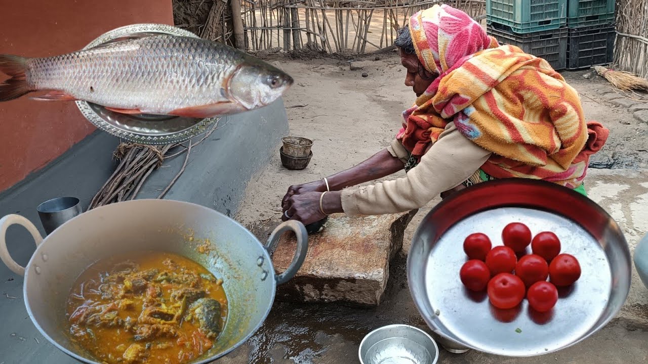 How santali cooking & eating Rohu Fish curry recipe with raw tomatoes ...