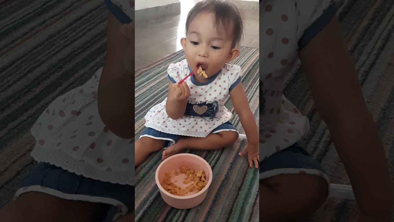 Melatih Balita Makan Sendiri Pakai Garpu - YouTube