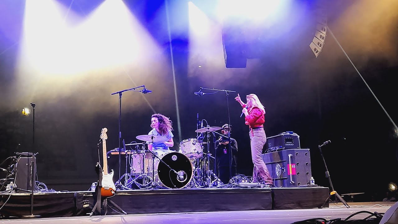 Hyphen Hyphen 🎤🎶 《Too Young》 Concert Le Live Alouette Radio, VendeSpace ...