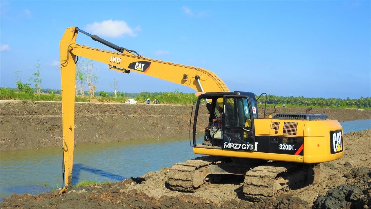 Long Reach Excavator Digging Dredging Mud From The River Canal - YouTube