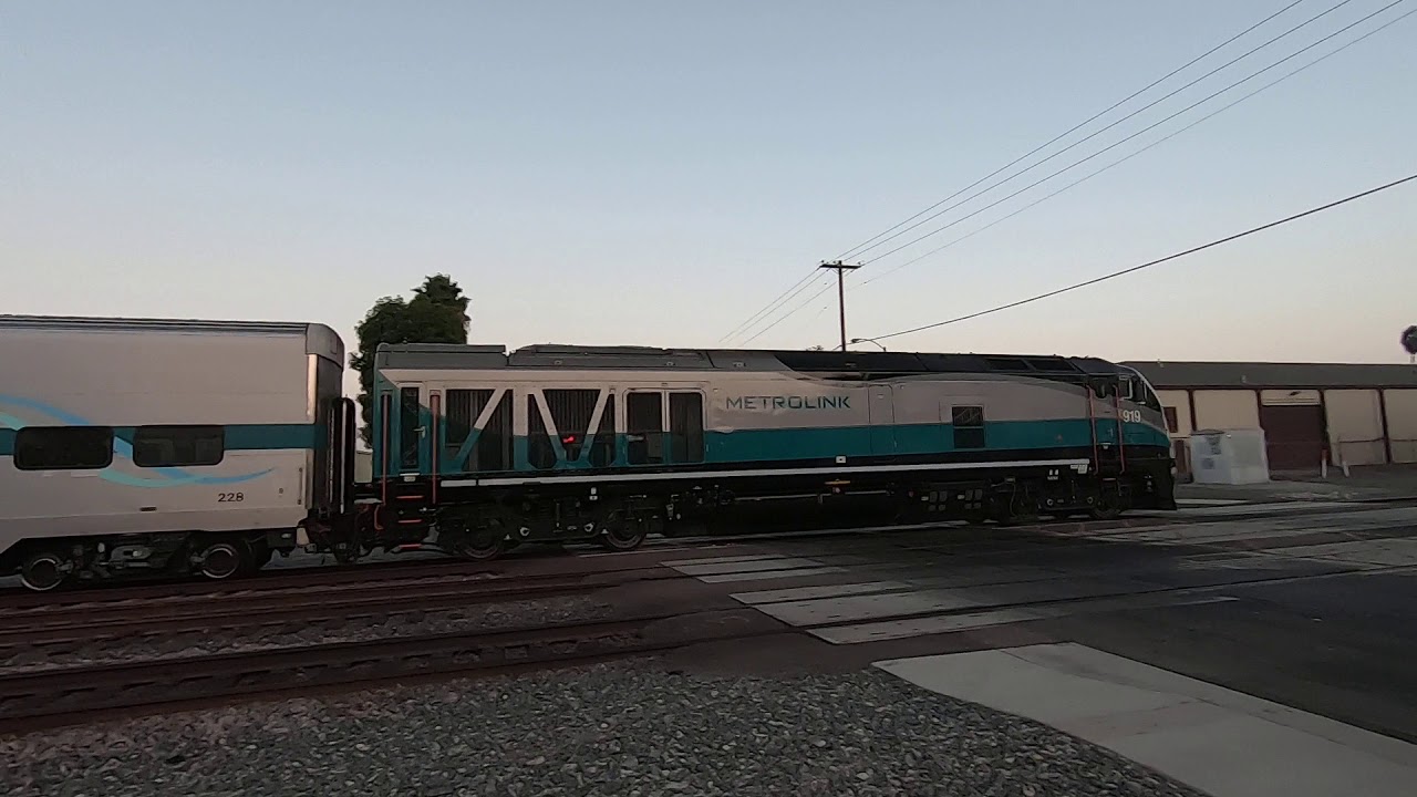 EMD F125 Metrolink Meet with Nice Loud Horns!! - YouTube