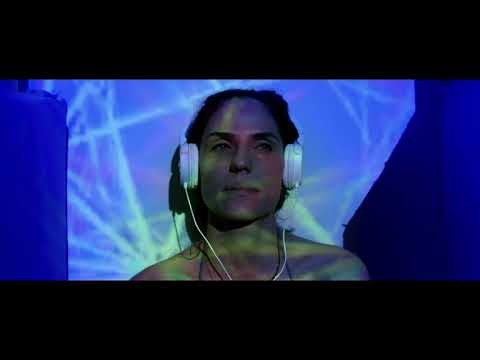 Intimidade entre Estranhos | Ela escuta a música