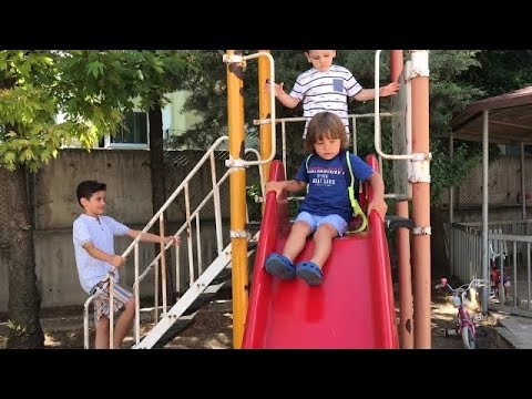Enes ve kuzenleri parka gidiyor ama kırmızı kaydırak yok😱Kaydırak olan başka park bulmaları lazım😩