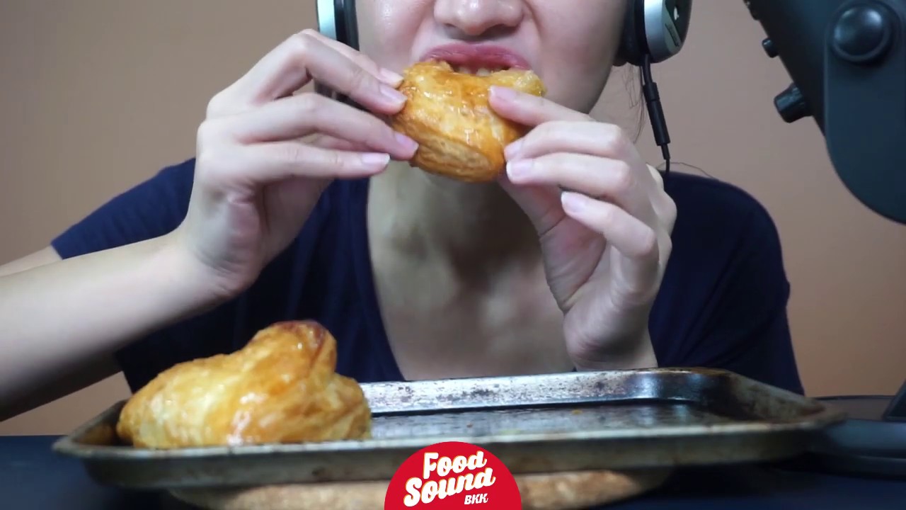 [ASMR] Apple Pie | No TALKING | super crunchy sound - YouTube
