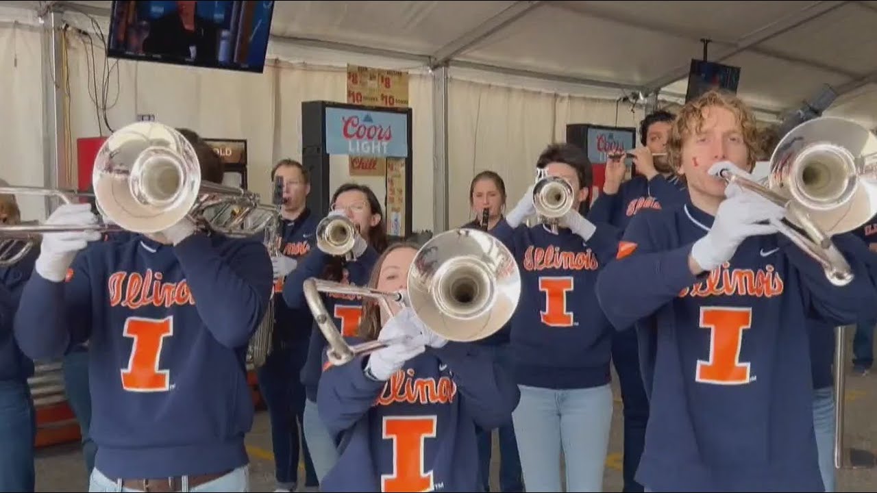 Hoops Band joins Illini basketball team in Boston - YouTube