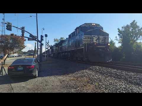 Norfolk Southern 821 rolls Westbound through Suffolk, Va. - YouTube