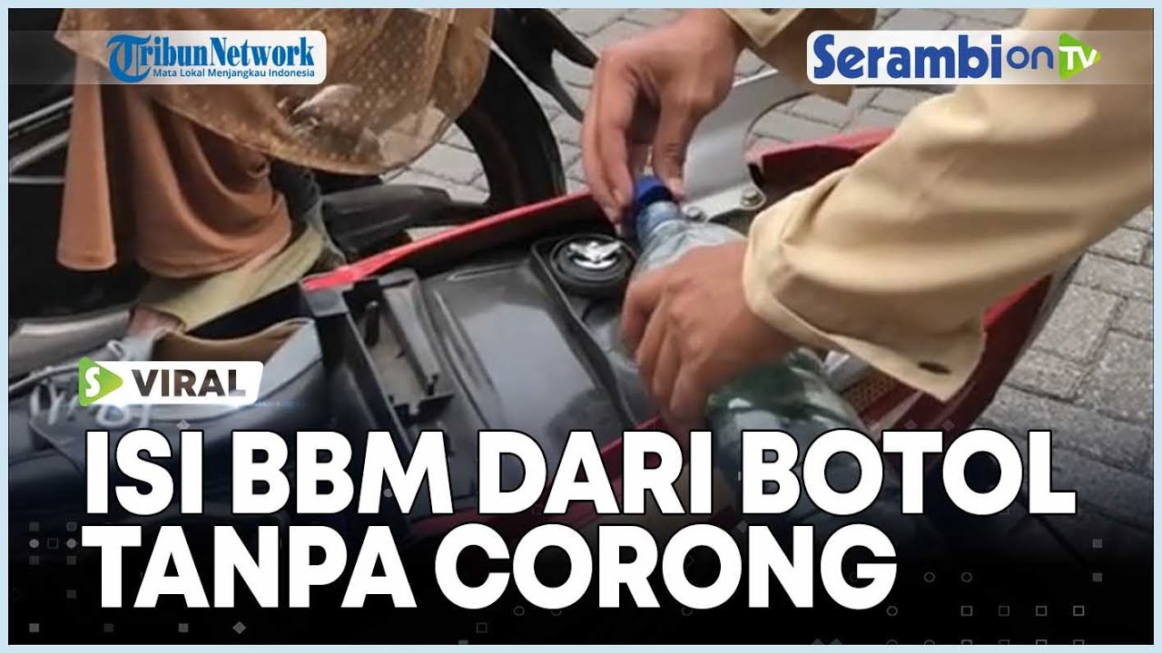 VIRAL Tanpa Corong, Pria ini Kesulitan Isi BBM dari Botol ke Dalam Tangki Motor - YouTube