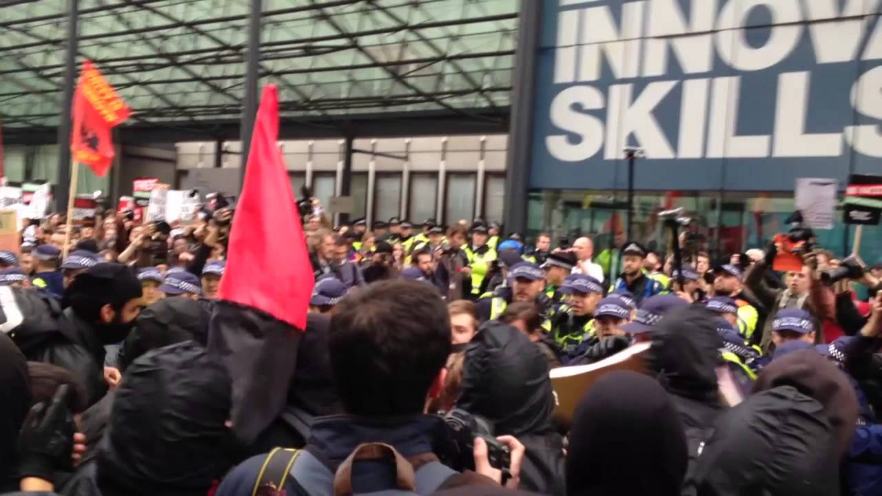 Student protest turns violent amid clashes over cuts to grants - YouTube